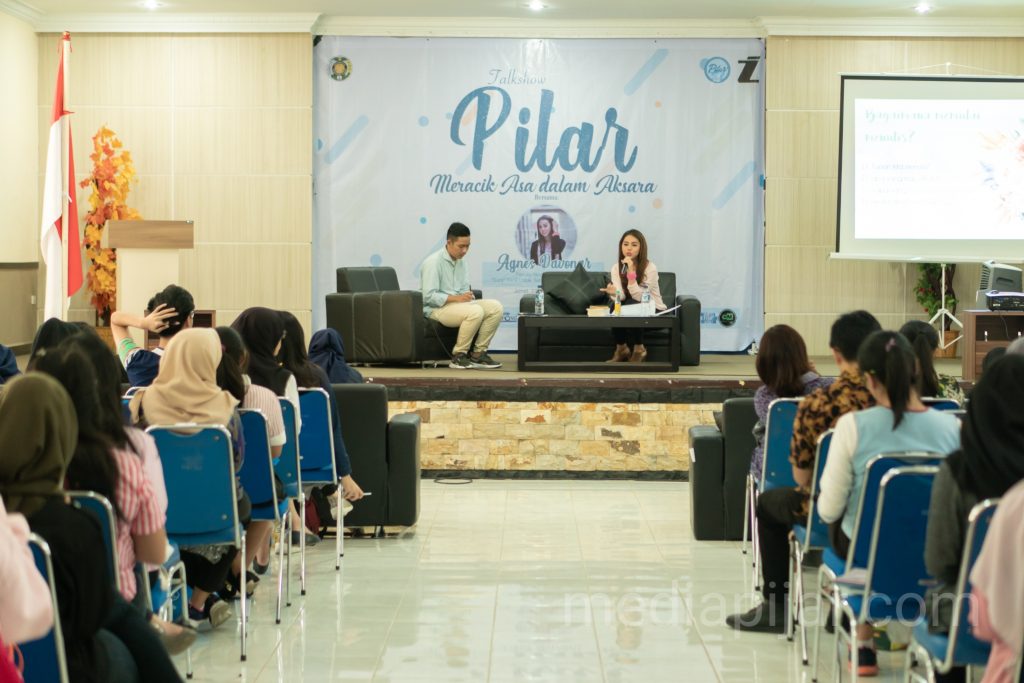 Dengan Menulis, Agnes Davonar Sampaikan Pesan Kebaikan - MediaPijar.com