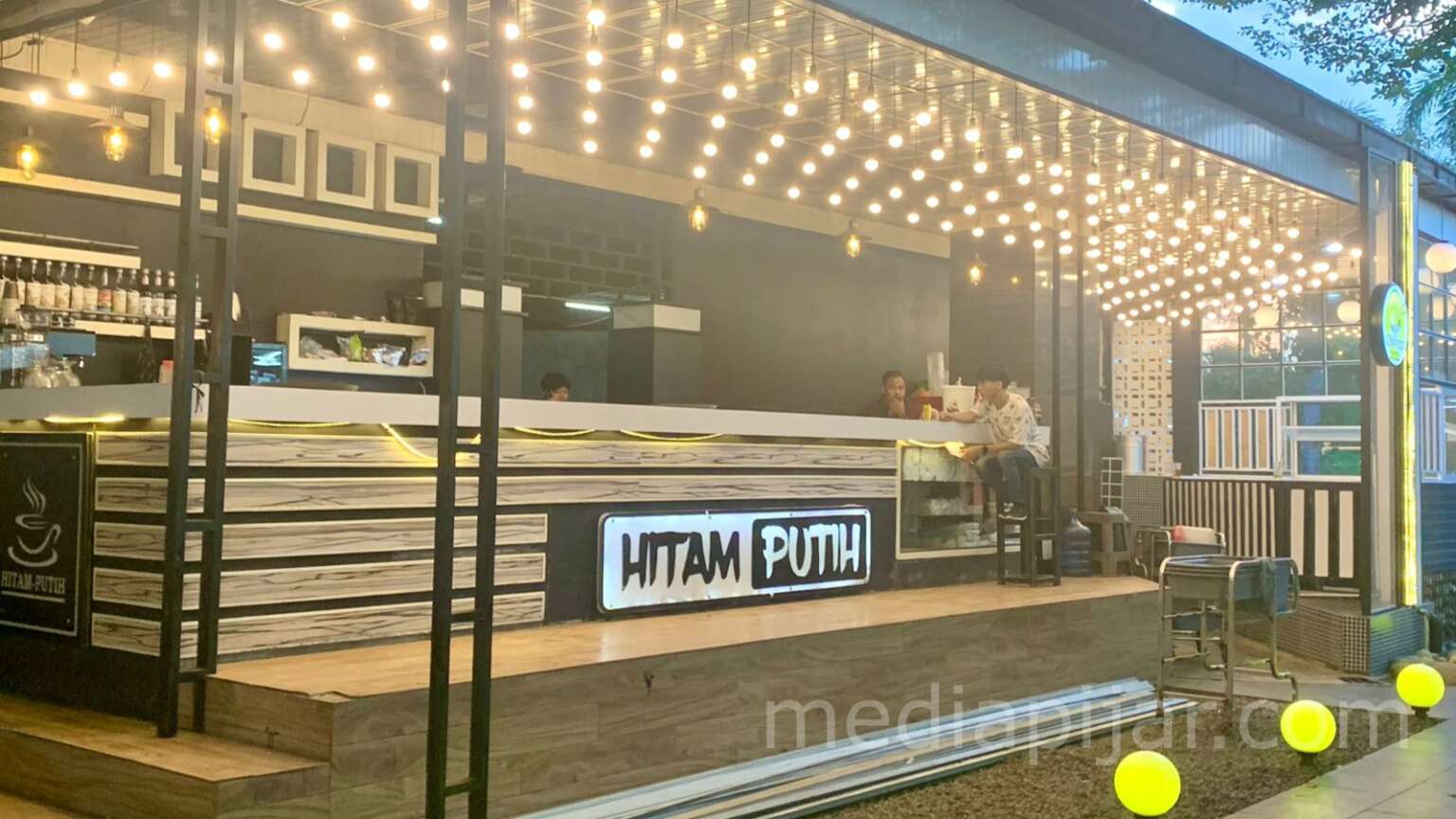 Coffee Hitam Putih, Eksplorasi Nongkrong di Dunia Dua Warna ...